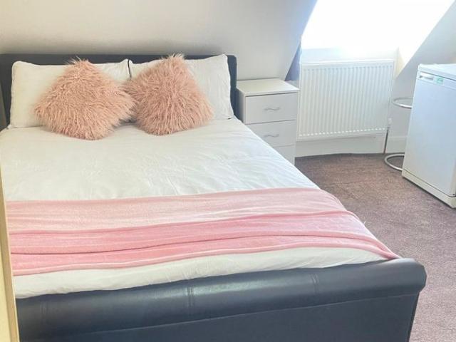 High Street, Yiewsley, West Drayton UB7, Room to rent, £800 pcm | PrimeLocation