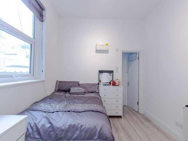 High Street, Acton, W3