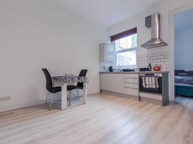 High Street, Acton W3, 1 bed flat to rent, £1,600 pcm | PrimeLocation