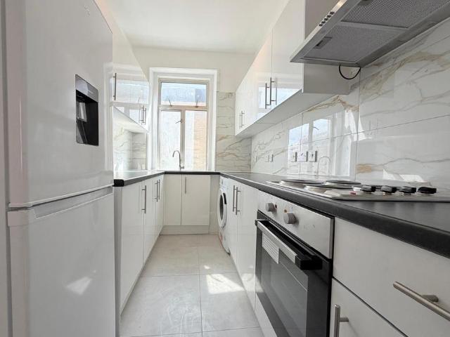 High Street, Acton, London, W3 3 bed flat to rent £2,800 pcm £646 pw