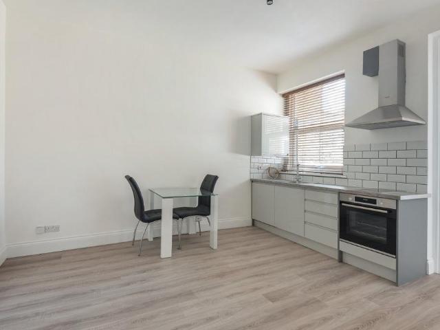 High Street, Acton, London, W3 1 bed flat to rent £1,600 pcm £369 pw