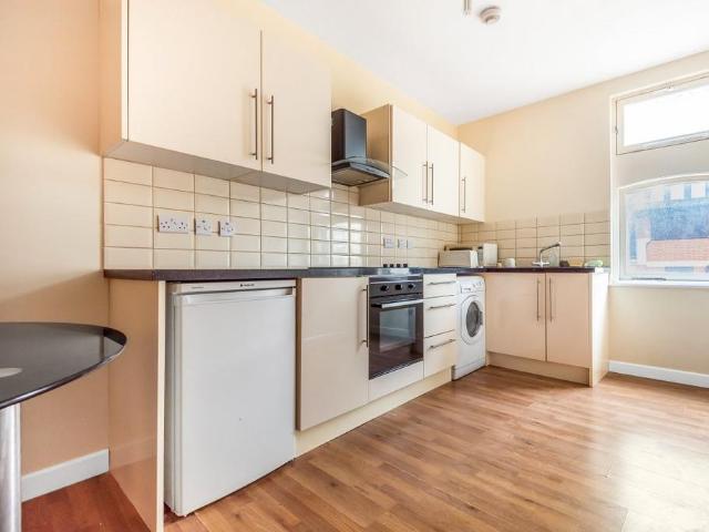 High Street, Acton, London, W3 2 bed flat to rent £1,850 pcm £427 pw