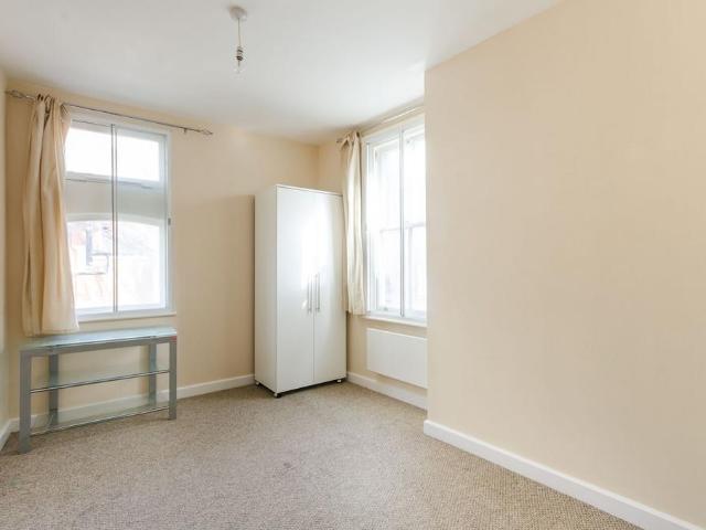 High Street, Acton, London, W3 2 bed flat to rent £1,900 pcm £438 pw