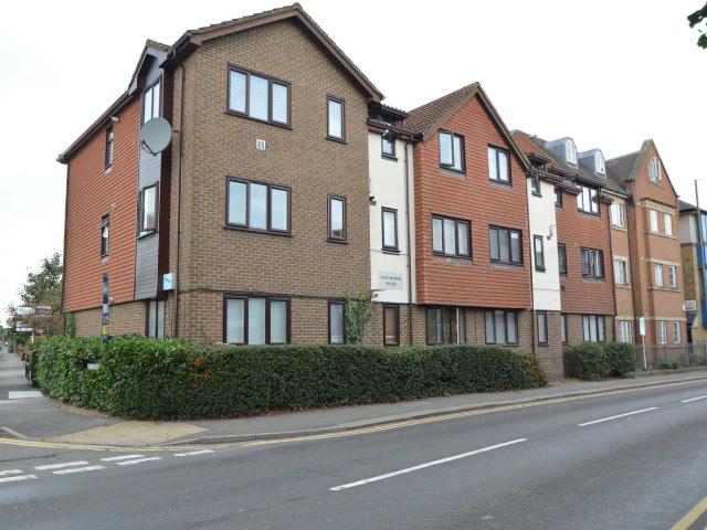 High Street, Addlestone KT15, 1 bed flat to rent, £1,250 pcm | PrimeLocation
