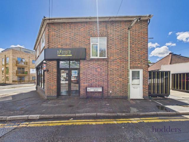 High Street, Addlestone, Surrey, KT15 2 bed apartment to rent £1,425 pcm £329 pw