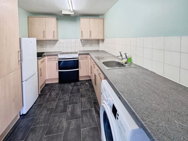 High Street, Aldershot GU11, 2 bed flat to rent, £1,200 pcm | PrimeLocation