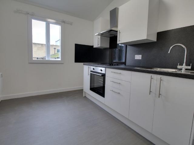 High Street, Aldershot, Hampshire GU11, 1 bed flat to rent, £1,000 pcm | PrimeLocation