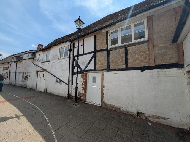 High Street, Andover, Hampshire SP10, 2 bed flat to rent, £975 pcm | PrimeLocation
