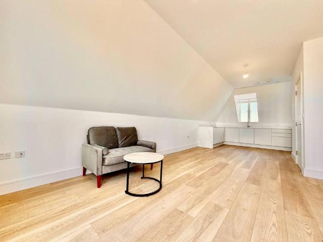 High Street, Barnet 2 bed flat to rent £2,149 pcm £496 pw