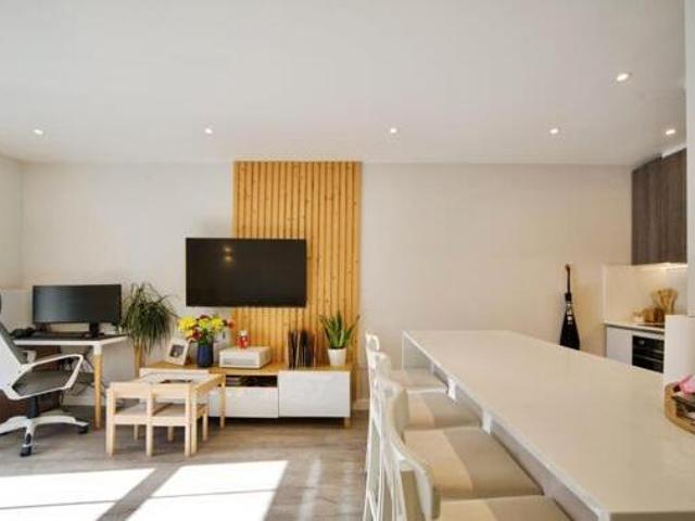 High Street, Barnet, 2 Bedroom Flat