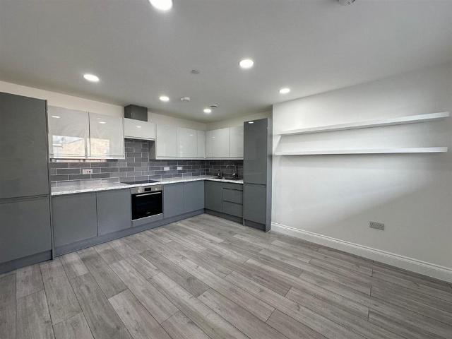 High Street, Barnet 5 bed penthouse to rent £2,800 pcm £646 pw