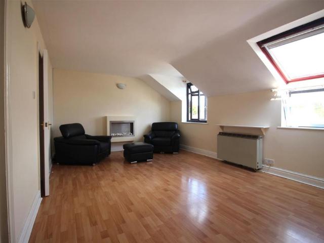 High Street, Bath 2 bed flat to rent £1,295 pcm £299 pw