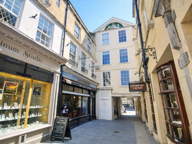 High Street, Bath 5 bed maisonette to rent £3,900 pcm £900 pw