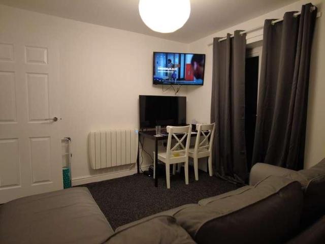 High Street / Bed Apartment / Aug, LN5