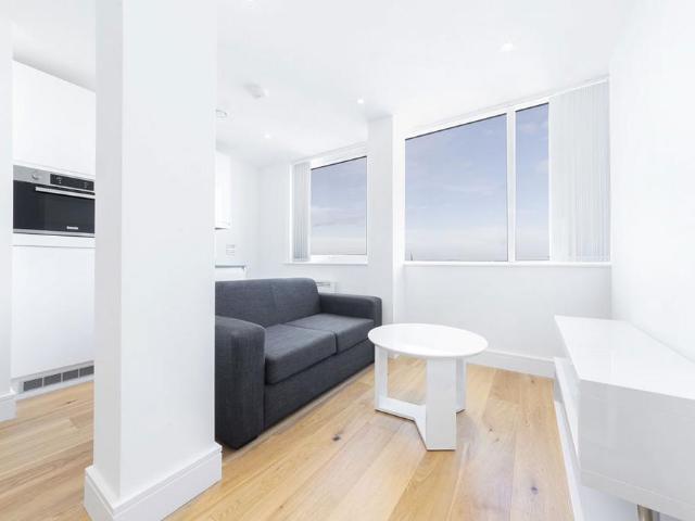 High Street, Berkshire SL1 Studio to rent £1,000 pcm £231 pw