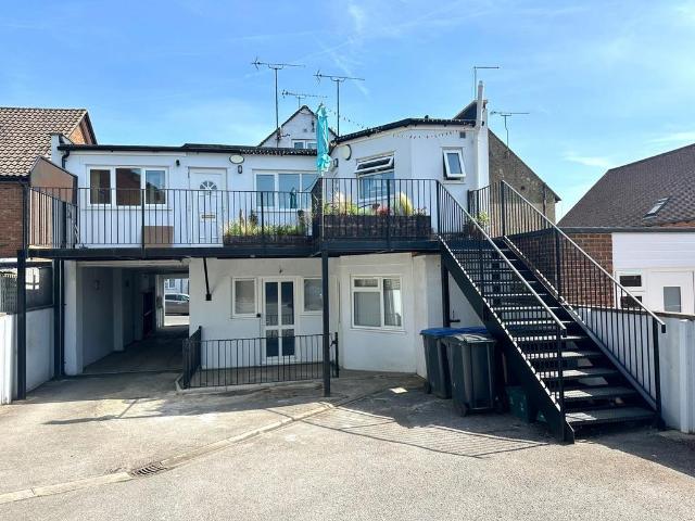 High Street, Bovingdon HP3 2 bed apartment to rent £1,550 pcm £358 pw