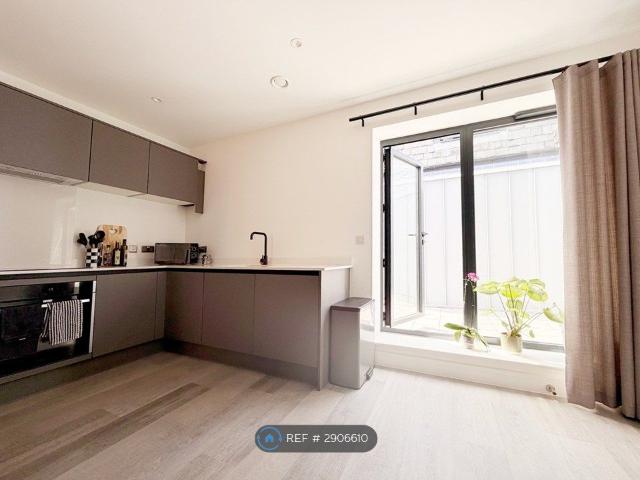 High Street, Bromley BR1, 1 bed flat to rent, £1,600 pcm | PrimeLocation