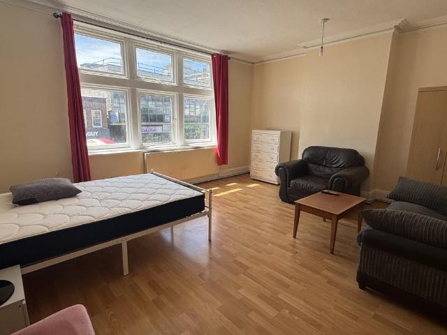 High Street, BROMLEY, BR1 Flat to rent £1,000 pcm £231 pw