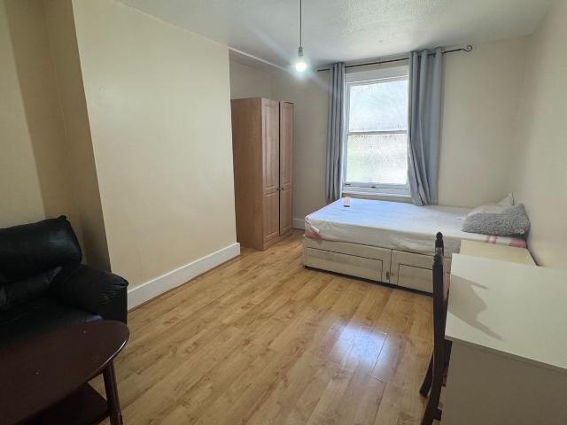 High Street, Bromley BR1, Studio to rent, £900 pcm | PrimeLocation