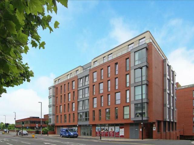 High Street, Brentford TW8 1 bed flat to rent £1,600 pcm £369 pw