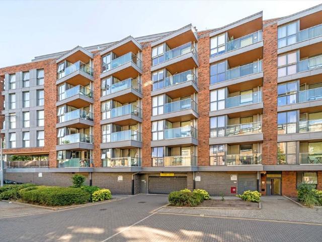 High Street, Brentford TW8 1 bed flat to rent £1,803 pcm £416 pw