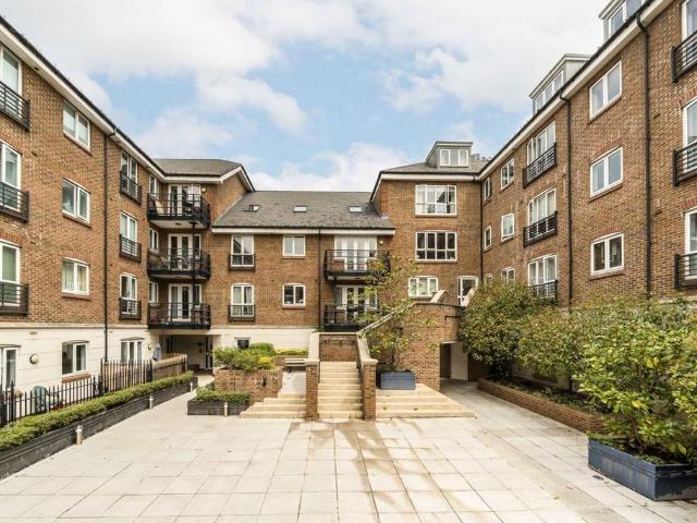 High Street, Brentford TW8 2 bed flat to rent £1,975 pcm £456 pw