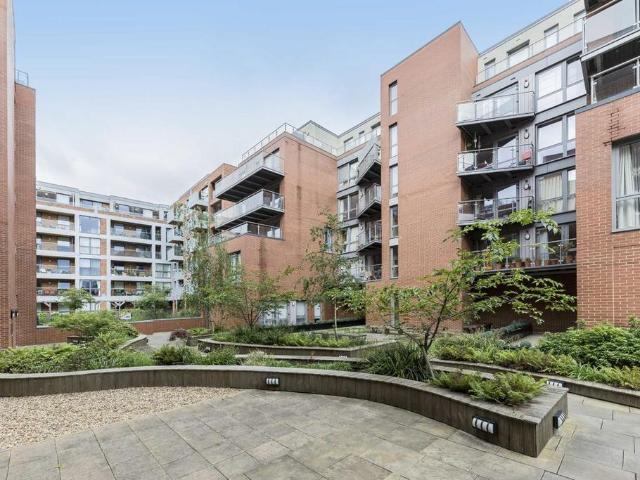 High Street, Brentford TW8 2 bed flat to rent £2,250 pcm £519 pw