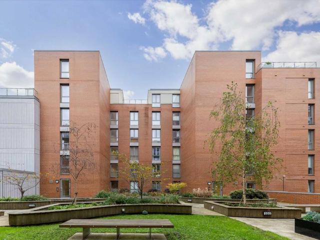 High Street, Brentford TW8 2 bed flat to rent £2,350 pcm £542 pw