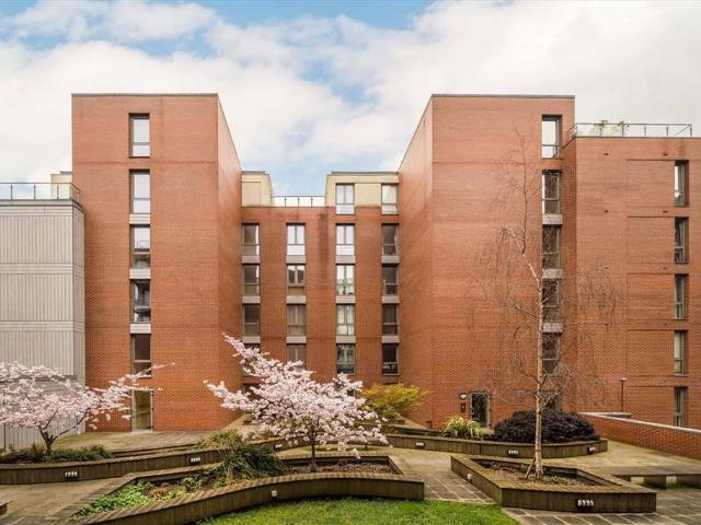 High Street, Brentford TW8 2 bed flat to rent £2,350 pcm £542 pw