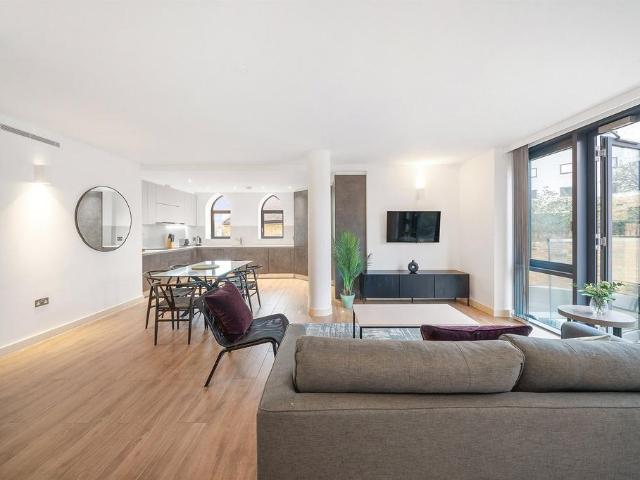 High Street, Brentford, TW8 2 bed flat to rent £3,000 pcm £692 pw