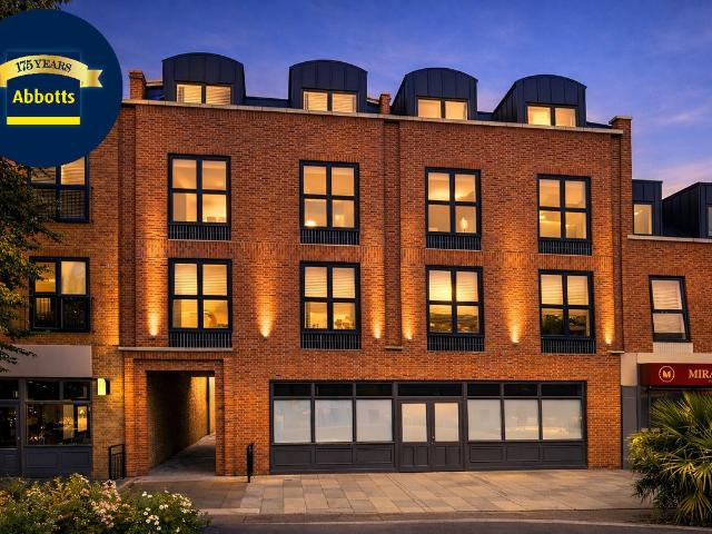 High Street, Brentwood CM14, 1 bed flat to rent, £1,550 pcm | PrimeLocation