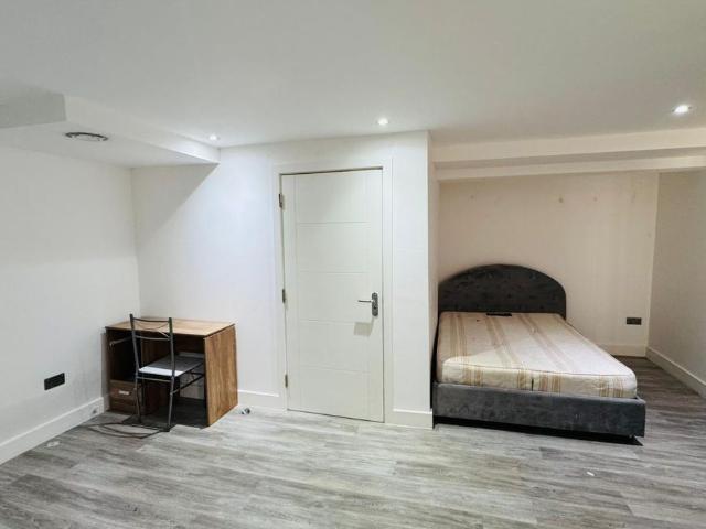 High Street, Brentwood CM14, 1 bed flat to rent, £1,150 pcm | PrimeLocation