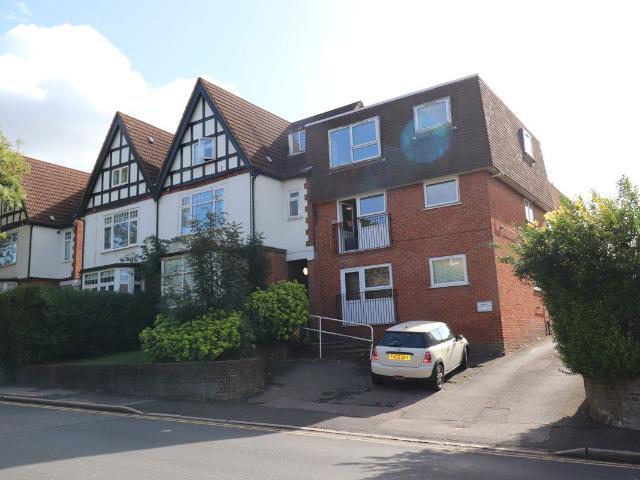 High Street, Brentwood CM14, 1 bed flat to rent, £1,300 pcm | PrimeLocation