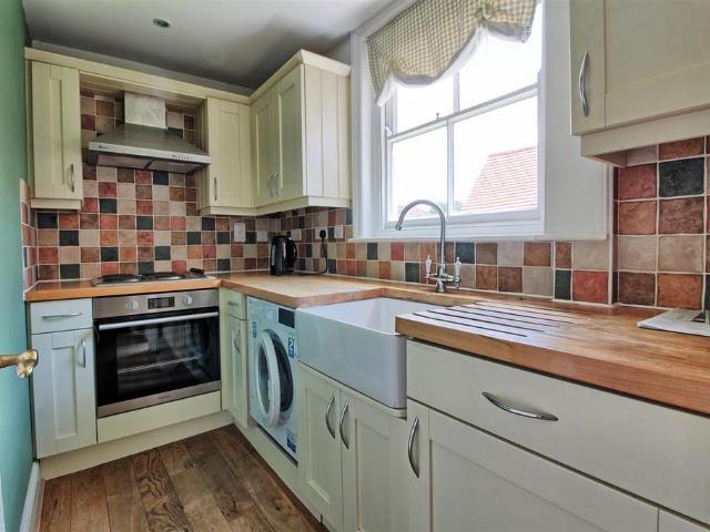 High Street, Buntingford SG9 2 bed apartment to rent £1,195 pcm £276 pw