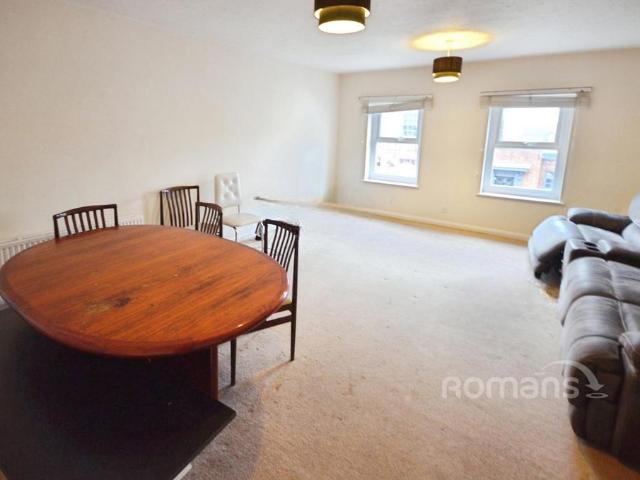 High Street, Burnham, Slough, SL1 3 bed flat to rent £1,650 pcm £381 pw