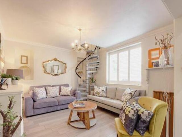 High Street, Bushey, 2 Bedroom Cottage