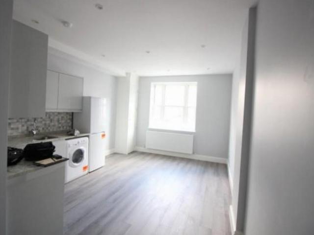 High Street, Camberley 1 bed apartment to rent £1,050 pcm £242 pw