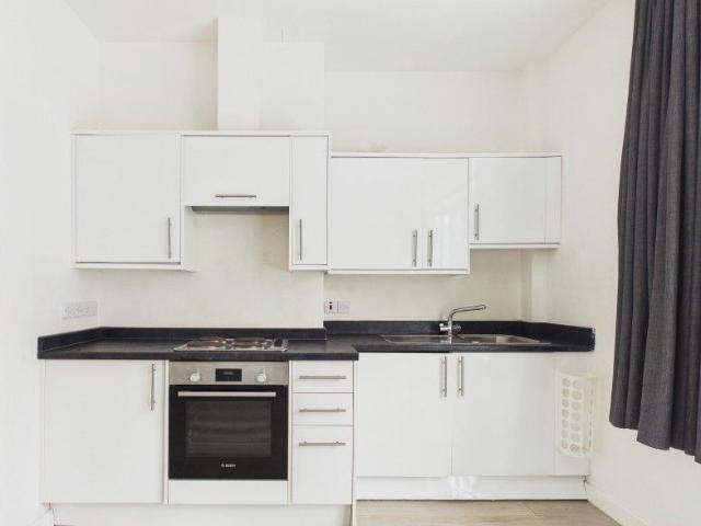 High Street, Camberley GU15, 1 bed flat to rent, £1,000 pcm | PrimeLocation