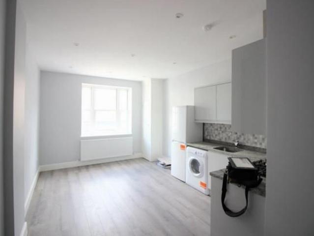 High Street, Camberley GU15, 1 bed flat to rent, £1,000 pcm | PrimeLocation
