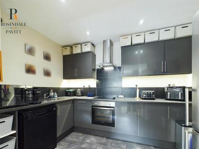 High Street, Carshalton Village, 2 Bedroom Maisonette