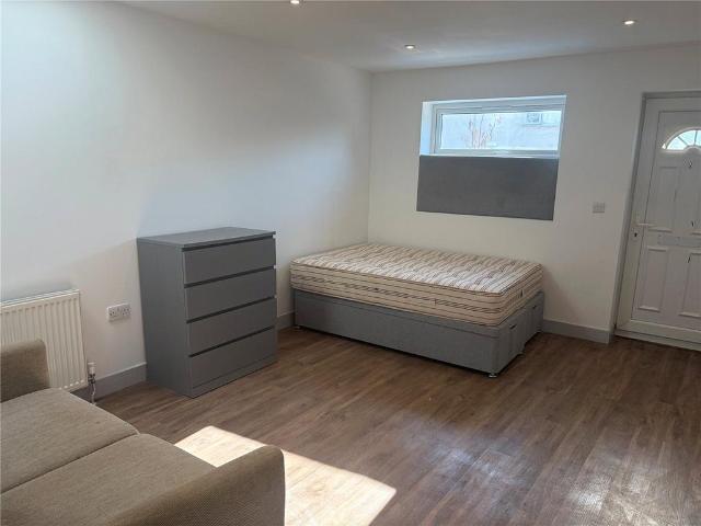 High Street, Caterham, Surrey, CR3 Studio to rent £1,325 pcm £306 pw