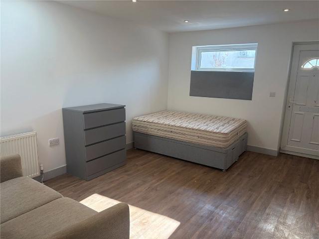 High Street, Caterham, Surrey CR3, Studio to rent, £1,325 pcm | PrimeLocation