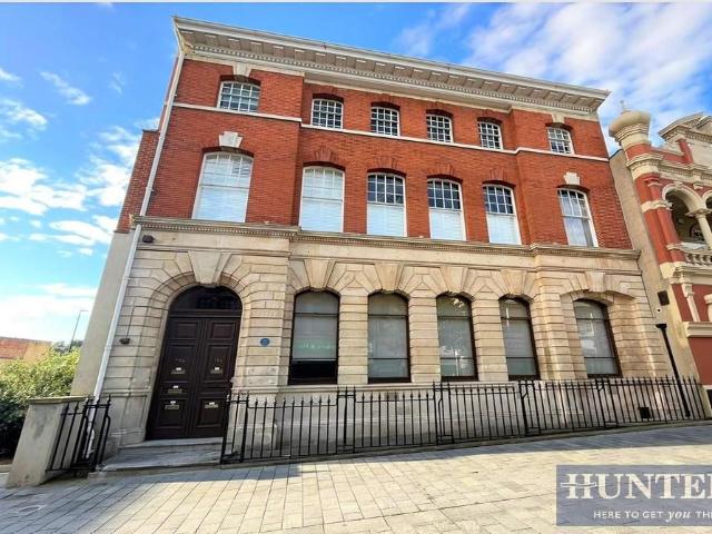High Street, Chatham ME4, 2 bed flat to rent, £1,500 pcm | PrimeLocation