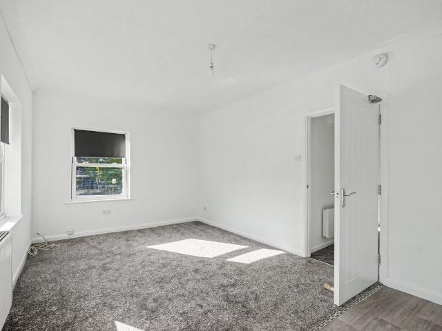 High Street, Chatham ME4, 2 bed flat to rent, £1,150 pcm | PrimeLocation