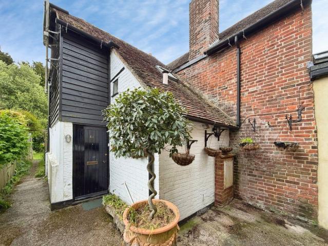 High Street, Charing, Ashford TN27, 2 bed flat to rent, £1,250 pcm | PrimeLocation