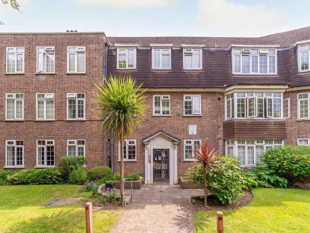 High Street, Cheam, Sutton, SM3 2 bed flat to rent £1,900 pcm £438 pw