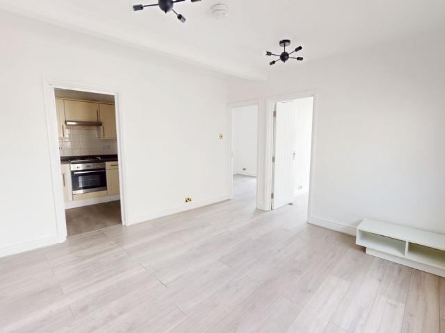 High Street, Cheltenham GL50, 2 bed flat to rent, £1,100 pcm | PrimeLocation
