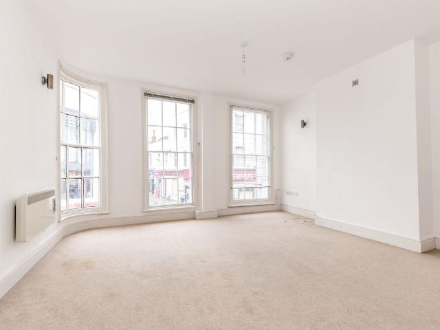 High Street, Cheltenham GL50, 2 bed flat to rent, £1,100 pcm | PrimeLocation