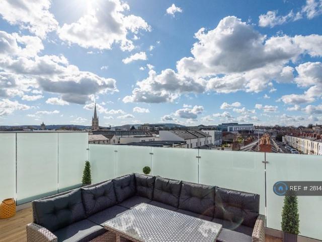 High Street, Cheltenham, GL50 2 bed penthouse to rent £2,000 pcm £462 pw