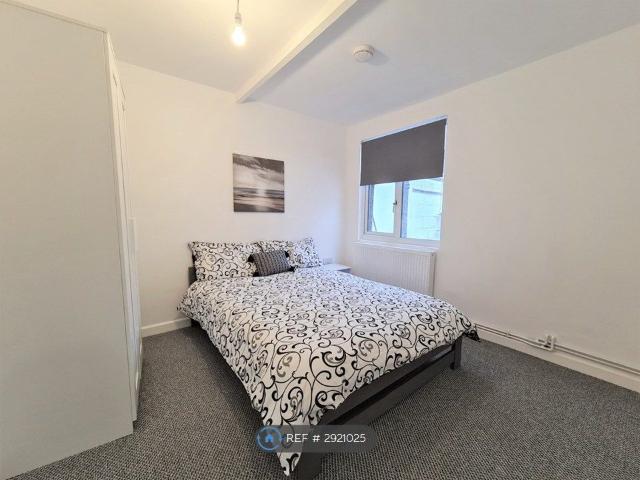 High Street, Cheltenham GL50, Room to rent, £450 pcm | PrimeLocation